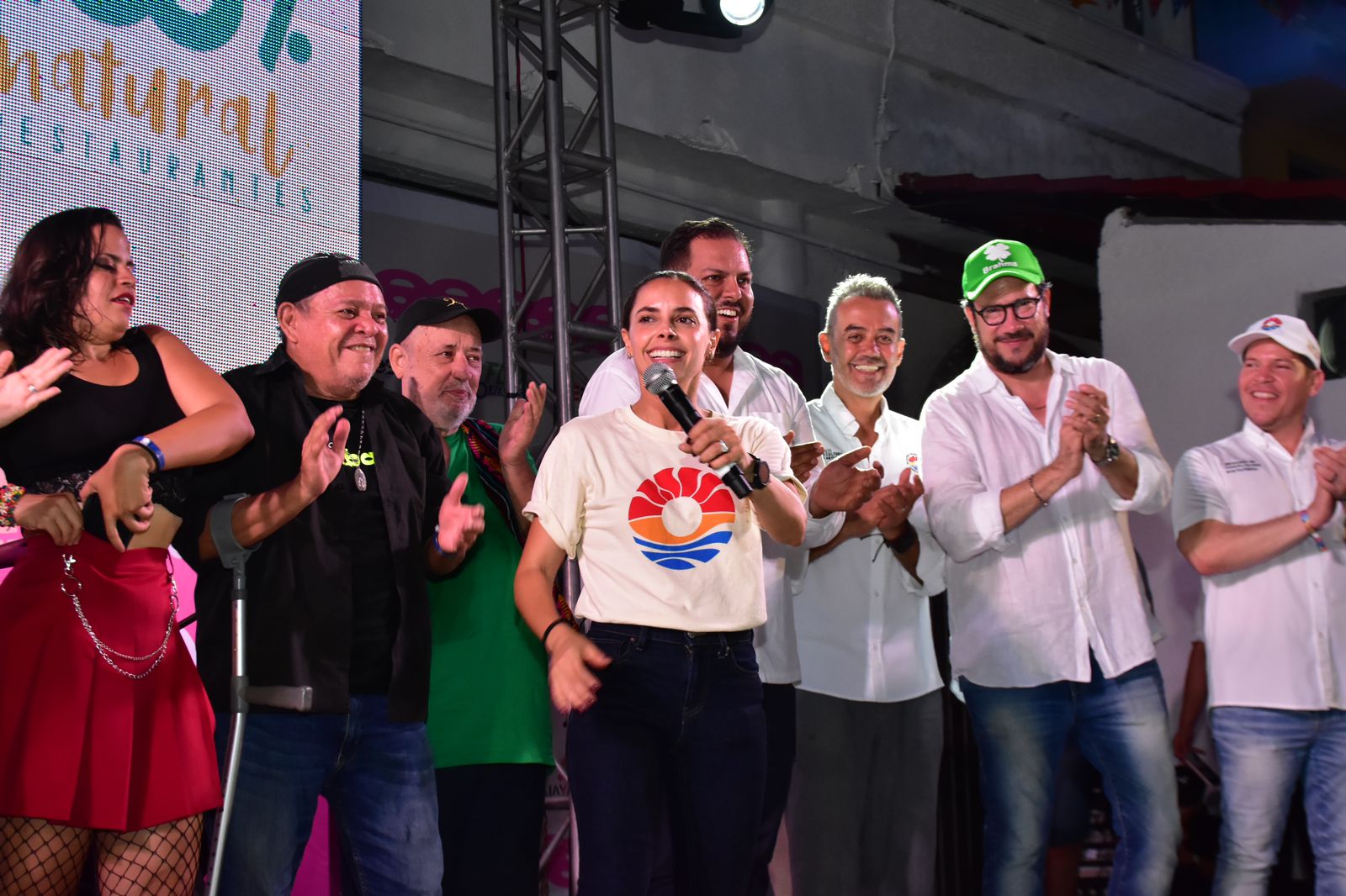 COMPARTEN CANCUNENSES ALEGRÍA DEL 53 ANIVERSARIO DE CANCÚN EN ZONA ...
